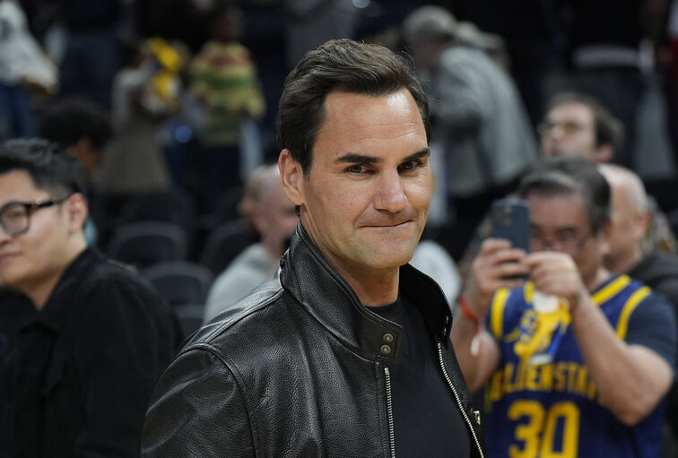 Roger Federer zeigt sein Händchen auch beim Basketball · tennisnet.com