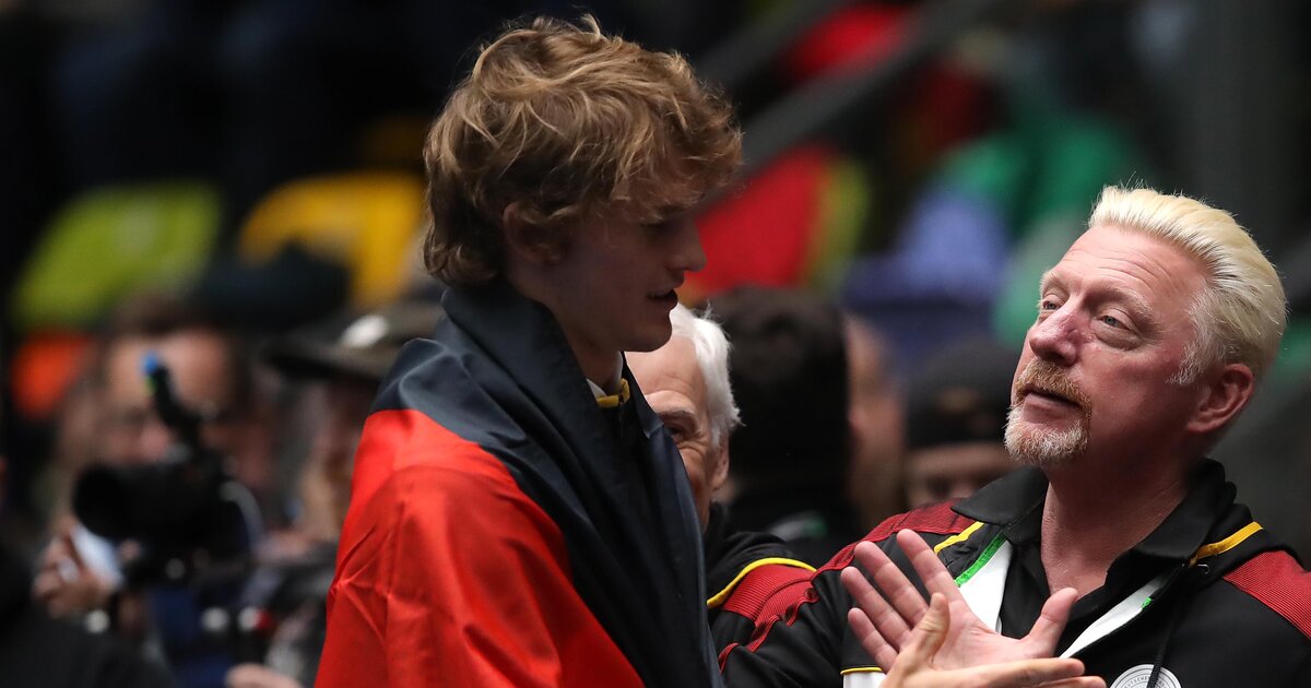 Alexander Zverev makes it 4-0 with his second individual point ...