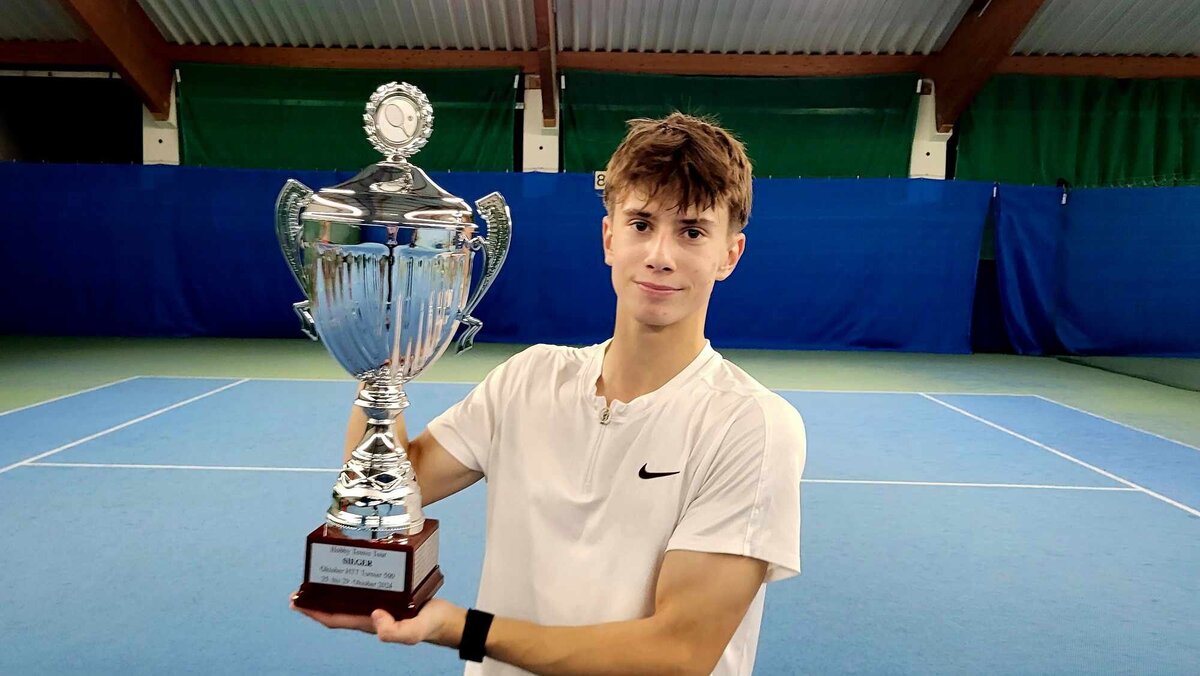 Der neue Theo Strobl mit erstem HTT 500er-Titel · tennisnet.com