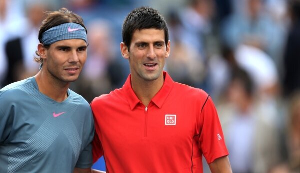 Djokovic imitiert Nadal · tennisnet.com
